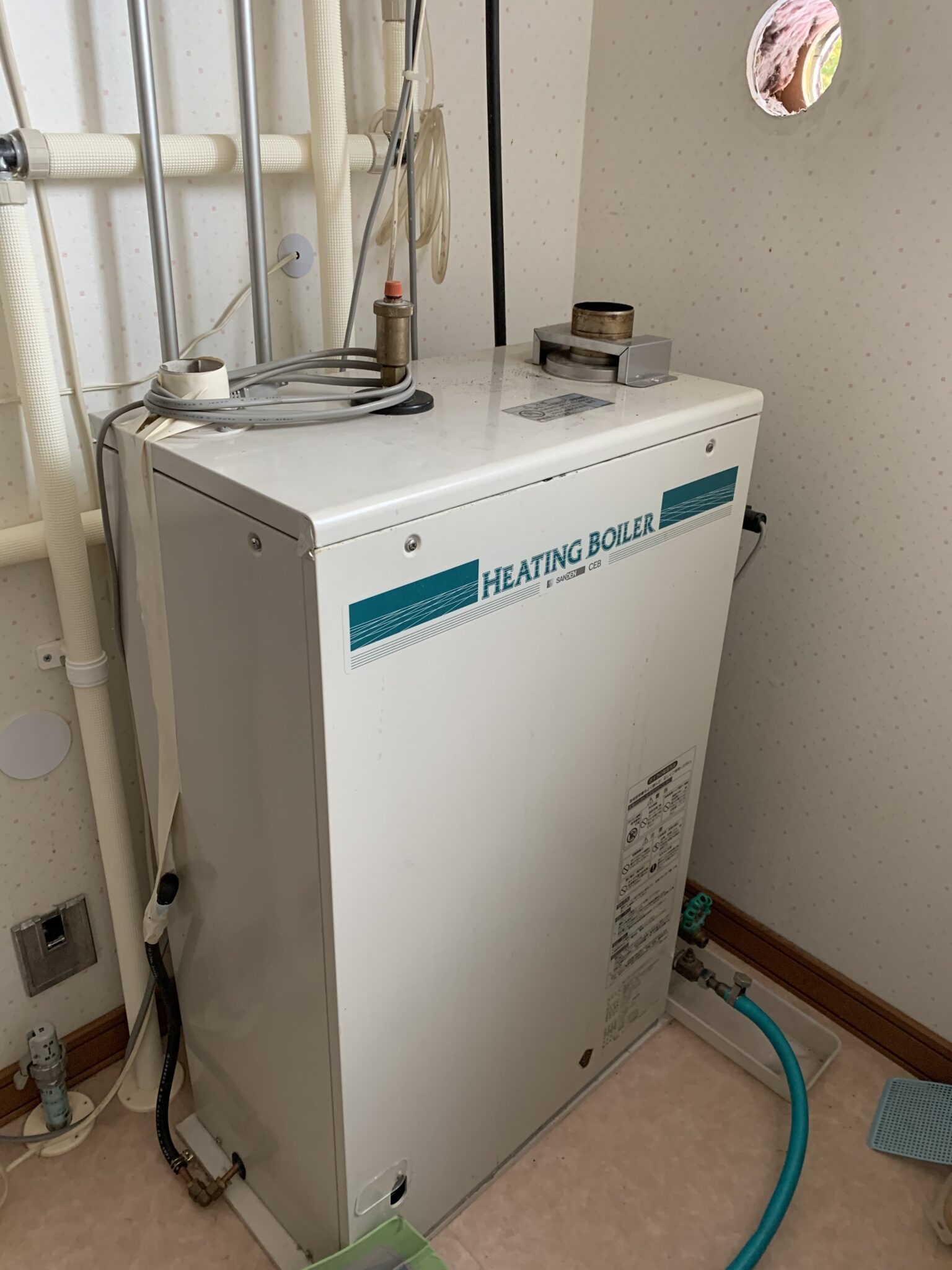 交換前：サンデン CEB-M071C（密閉式）