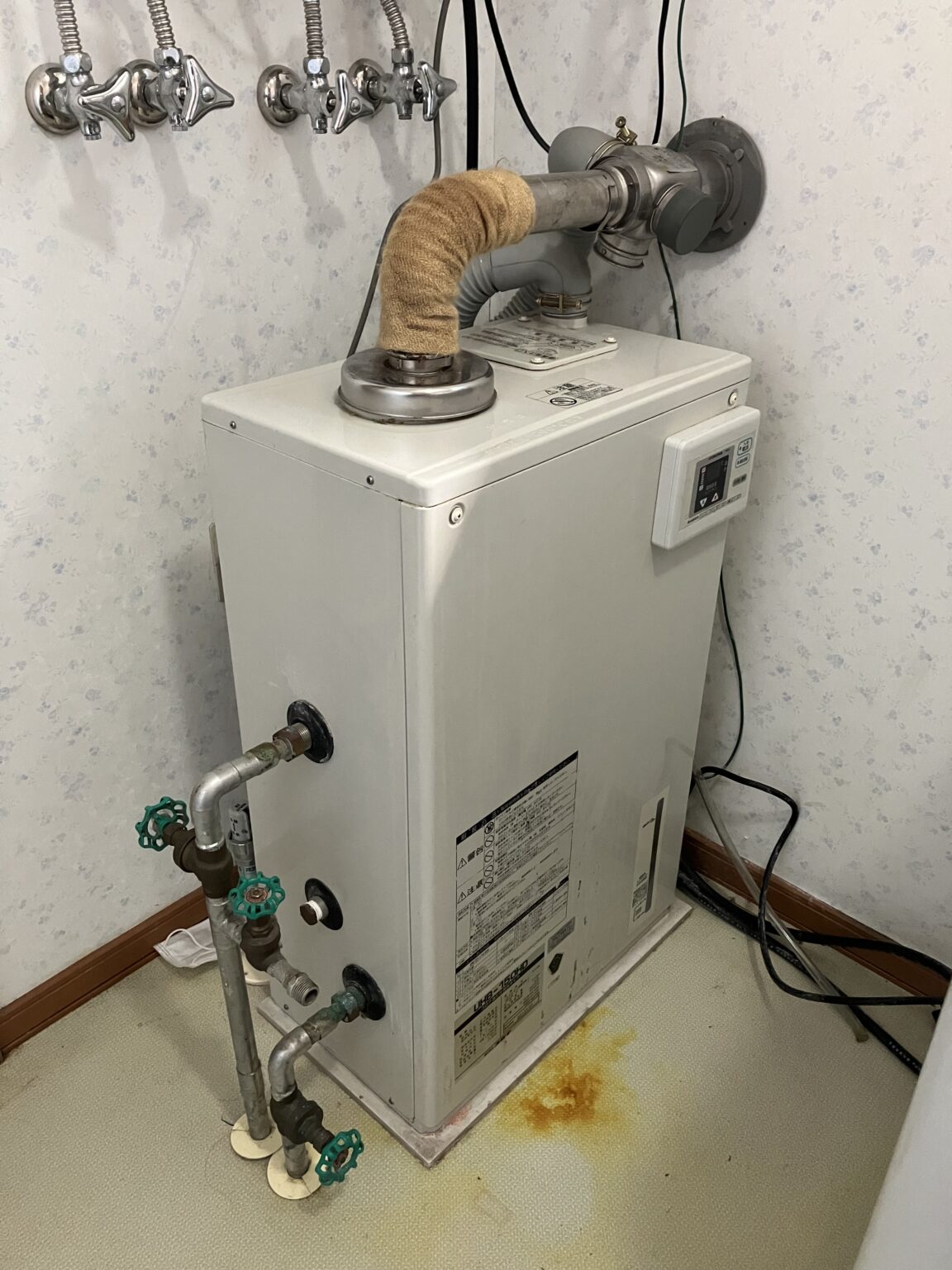 【交換前】コロナ UHB-150HD（半密閉式）