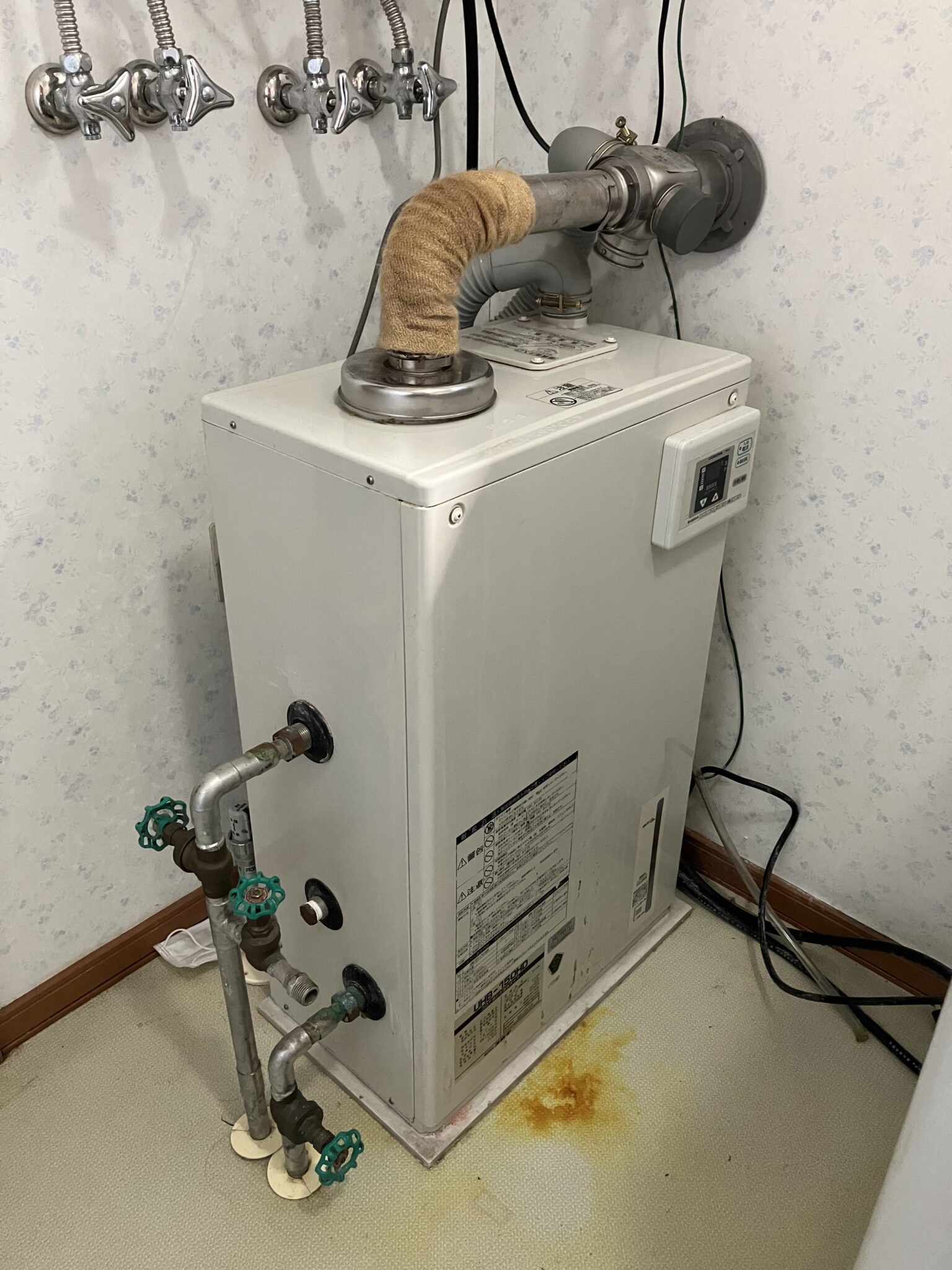 【交換前】コロナ UHB-150HD（半密閉式）